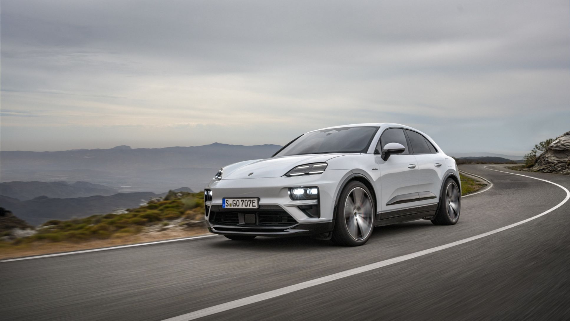 Macan fissa nuovi standard: debutta il primo SUV completamente elettrico di Porsche - Porsche ...